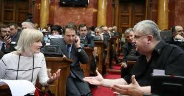 Kosova perqan parlementin serbë në Beograd | Ismet Azizi